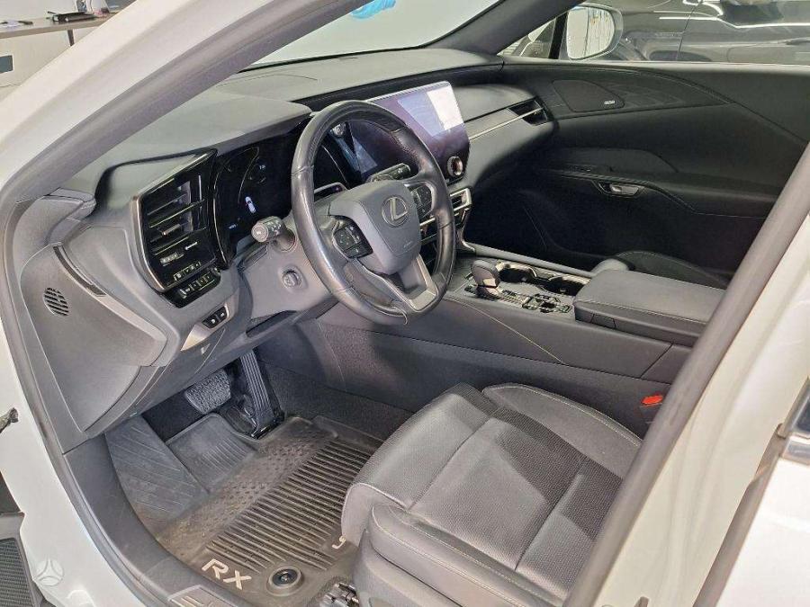 White Lexus RX 450h 2023 in Vilnius, with an engine capacity of 2.49 L and mileage of 44 thousand km for 55999 €, photo 9 on AUTOMOTO.COM.LV