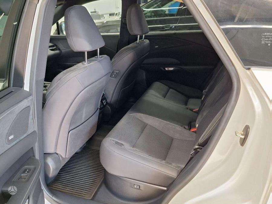 White Lexus RX 450h 2023 in Vilnius, with an engine capacity of 2.49 L and mileage of 44 thousand km for 55999 €, photo 15 on AUTOMOTO.COM.LV