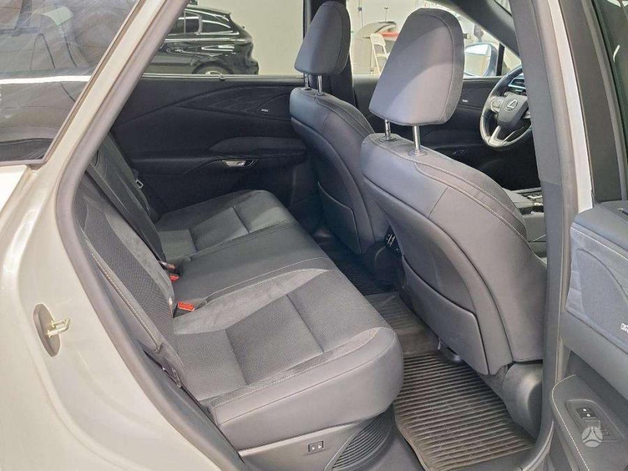 White Lexus RX 450h 2023 in Vilnius, with an engine capacity of 2.49 L and mileage of 44 thousand km for 55999 €, photo 16 on AUTOMOTO.COM.LV