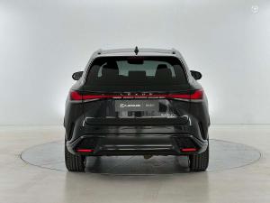 Black Lexus RX 500h 2023 in Vilnius, with an engine capacity of 2.39 L and mileage of 94 thousand km for 66900 €, photo 5 on AUTOMOTO.COM.LV