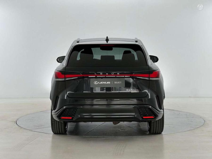 Black Lexus RX 500h 2023 in Vilnius, with an engine capacity of 2.39 L and mileage of 94 thousand km for 66900 €, photo 5 on AUTOMOTO.COM.LV