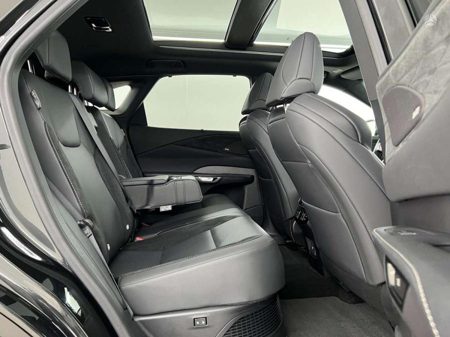 Black Lexus RX 500h 2023 in Vilnius, with an engine capacity of 2.39 L and mileage of 94 thousand km for 66900 €, photo 8 on AUTOMOTO.COM.LV