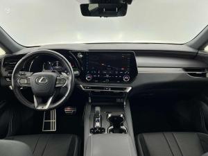 Black Lexus RX 500h 2023 in Vilnius, with an engine capacity of 2.39 L and mileage of 94 thousand km for 66900 €, photo 9 on AUTOMOTO.COM.LV