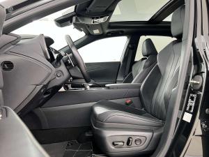 Black Lexus RX 500h 2023 in Vilnius, with an engine capacity of 2.39 L and mileage of 94 thousand km for 66900 €, photo 12 on AUTOMOTO.COM.LV