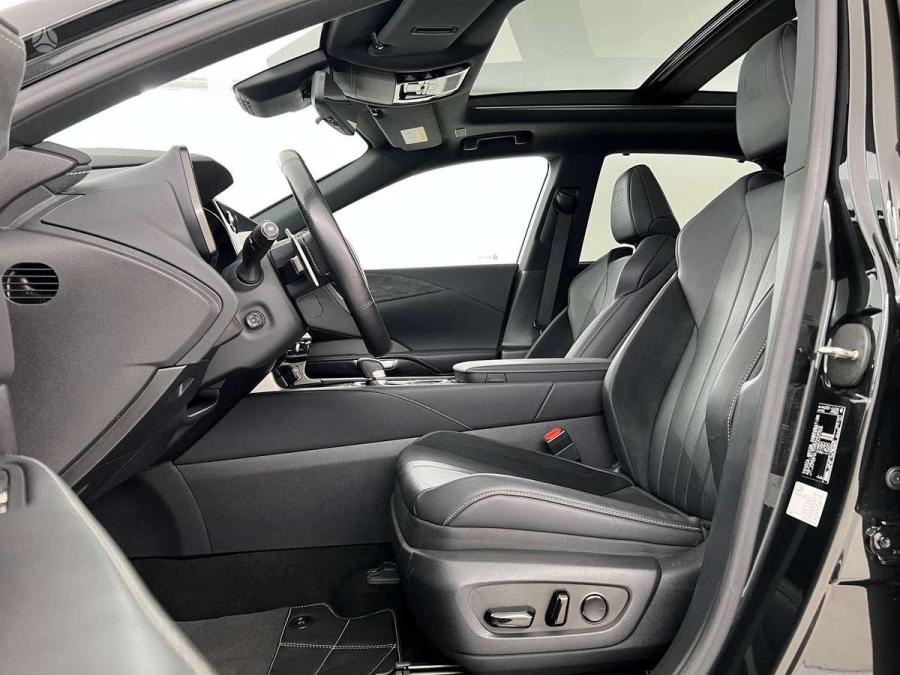 Black Lexus RX 500h 2023 in Vilnius, with an engine capacity of 2.39 L and mileage of 94 thousand km for 66900 €, photo 12 on AUTOMOTO.COM.LV