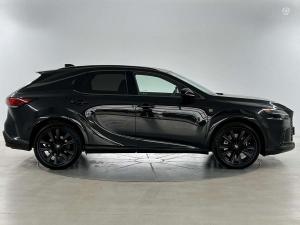Black Lexus RX 500h 2023 in Vilnius, with an engine capacity of 2.39 L and mileage of 94 thousand km for 66900 €, photo 17 on AUTOMOTO.COM.LV