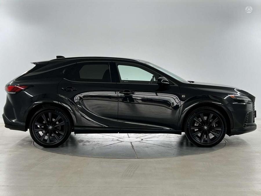 Black Lexus RX 500h 2023 in Vilnius, with an engine capacity of 2.39 L and mileage of 94 thousand km for 66900 €, photo 17 on AUTOMOTO.COM.LV