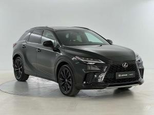 Black Lexus RX 500h 2023 in Vilnius, with an engine capacity of 2.39 L and mileage of 94 thousand km for 66900 €, photo 19 on AUTOMOTO.COM.LV