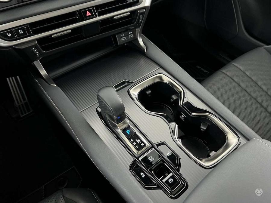 Black Lexus RX 500h 2023 in Vilnius, with an engine capacity of 2.39 L and mileage of 94 thousand km for 66900 €, photo 25 on AUTOMOTO.COM.LV