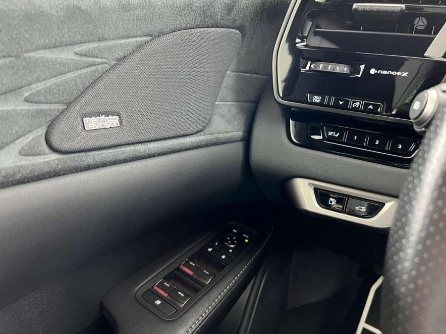 Black Lexus RX 500h 2023 in Vilnius, with an engine capacity of 2.39 L and mileage of 94 thousand km for 66900 €, photo 26 on AUTOMOTO.COM.LV