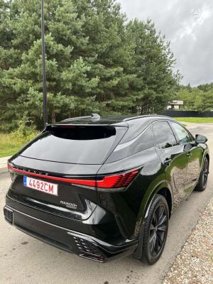 Melns Lexus RX 500h 2023 Alīta, ar dzinēja tilpumu 0.00 L un nobraukumu 41 tūkst. km par 55000 €, foto 4 vietnē AUTOMOTO.COM.LV