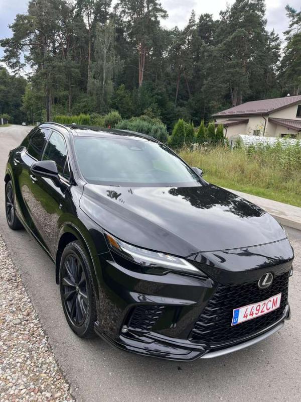 Melns Lexus RX 500h 2023 Alīta, ar dzinēja tilpumu 0.00 L un nobraukumu 41 tūkst. km par 55000 €, foto 5 vietnē AUTOMOTO.COM.LV