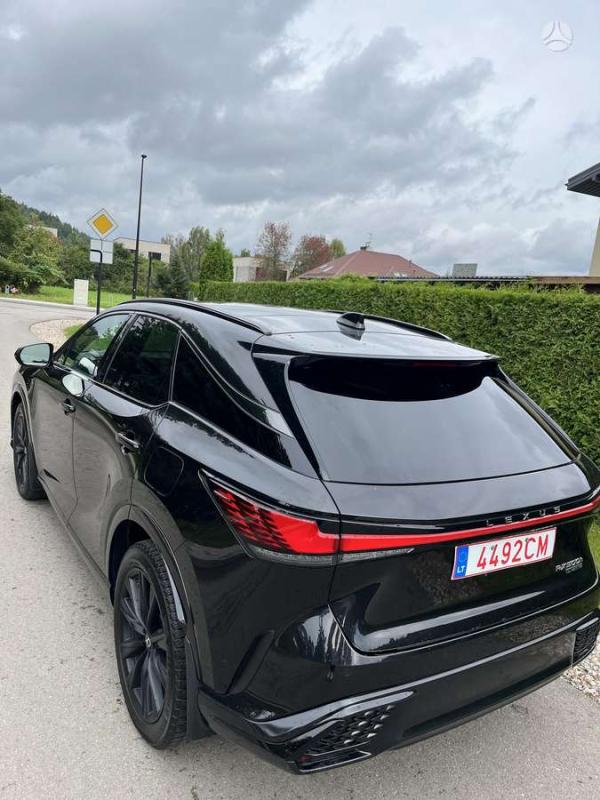 Melns Lexus RX 500h 2023 Alīta, ar dzinēja tilpumu 0.00 L un nobraukumu 41 tūkst. km par 55000 €, foto 9 vietnē AUTOMOTO.COM.LV