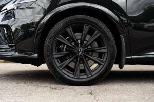 Melns Lexus RX 500h 2025 Viļņa, ar dzinēja tilpumu 2.39 L un nobraukumu 15 tūkst. km par 84900 €, foto 39 vietnē AUTOMOTO.COM.LV