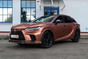 Brown Lexus RX 500h 2023 in Vilnius, with an engine capacity of 2.39 L and mileage of 46 thousand km for 65900 €, photo 5 on AUTOMOTO.COM.LV