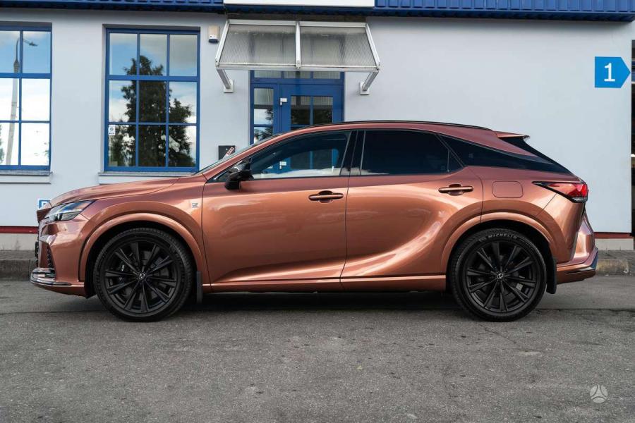 Brown Lexus RX 500h 2023 in Vilnius, with an engine capacity of 2.39 L and mileage of 46 thousand km for 65900 €, photo 7 on AUTOMOTO.COM.LV