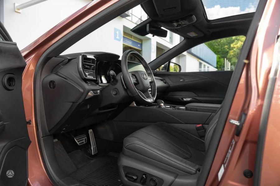 Brown Lexus RX 500h 2023 in Vilnius, with an engine capacity of 2.39 L and mileage of 46 thousand km for 65900 €, photo 16 on AUTOMOTO.COM.LV
