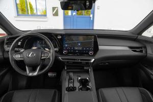 Brown Lexus RX 500h 2023 in Vilnius, with an engine capacity of 2.39 L and mileage of 46 thousand km for 65900 €, photo 18 on AUTOMOTO.COM.LV