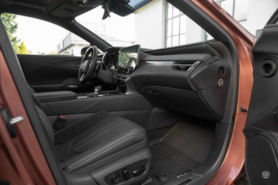 Brown Lexus RX 500h 2023 in Vilnius, with an engine capacity of 2.39 L and mileage of 46 thousand km for 65900 €, photo 32 on AUTOMOTO.COM.LV