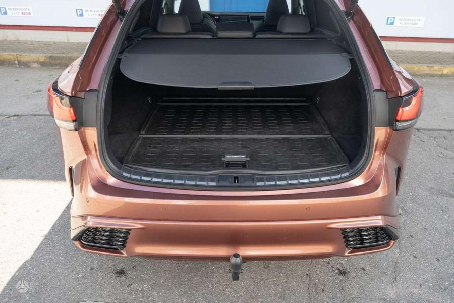Brown Lexus RX 500h 2023 in Vilnius, with an engine capacity of 2.39 L and mileage of 46 thousand km for 65900 €, photo 39 on AUTOMOTO.COM.LV