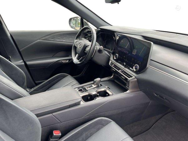 Pelēks Lexus RX 500h 2023 Klaipėda, ar dzinēja tilpumu 2.39 L un nobraukumu 57 tūkst. km par 65000 €, foto 6 vietnē AUTOMOTO.COM.LV