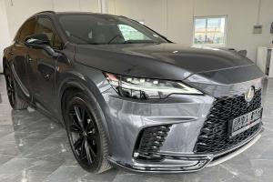 Pelēks Lexus RX 500h 2023 Panevēža, ar dzinēja tilpumu 2.40 L un nobraukumu 87 tūkst. km par 59900 €, foto 3 vietnē AUTOMOTO.COM.LV