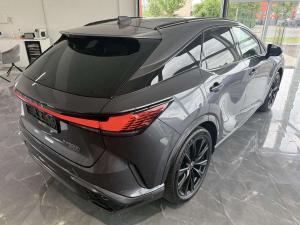 Pelēks Lexus RX 500h 2023 Panevēža, ar dzinēja tilpumu 2.40 L un nobraukumu 87 tūkst. km par 59900 €, foto 4 vietnē AUTOMOTO.COM.LV