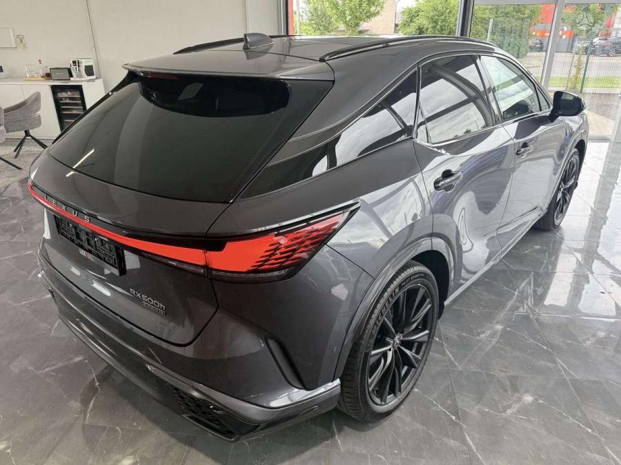 Pelēks Lexus RX 500h 2023 Panevēža, ar dzinēja tilpumu 2.40 L un nobraukumu 87 tūkst. km par 59900 €, foto 4 vietnē AUTOMOTO.COM.LV