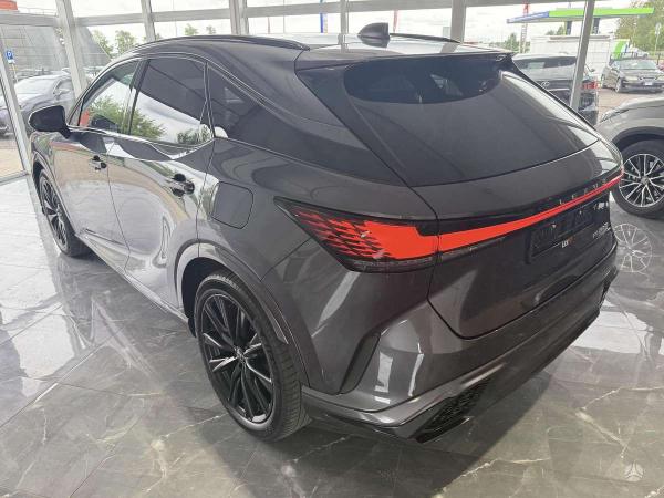 Pelēks Lexus RX 500h 2023 Panevēža, ar dzinēja tilpumu 2.40 L un nobraukumu 87 tūkst. km par 59900 €, foto 4 vietnē AUTOMOTO.COM.LV