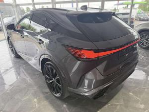 Pelēks Lexus RX 500h 2023 Panevēža, ar dzinēja tilpumu 2.40 L un nobraukumu 87 tūkst. km par 59900 €, foto 5 vietnē AUTOMOTO.COM.LV