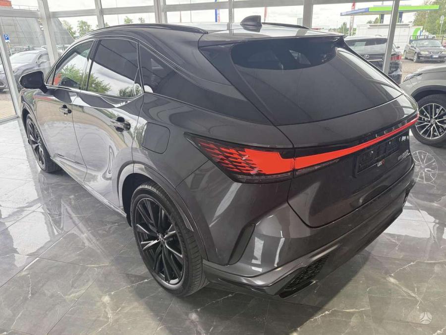 Pelēks Lexus RX 500h 2023 Panevēža, ar dzinēja tilpumu 2.40 L un nobraukumu 87 tūkst. km par 59900 €, foto 5 vietnē AUTOMOTO.COM.LV