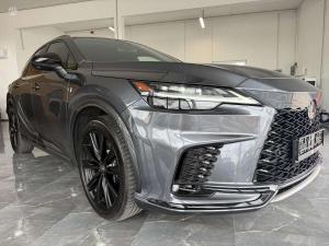 Pelēks Lexus RX 500h 2023 Panevēža, ar dzinēja tilpumu 2.40 L un nobraukumu 87 tūkst. km par 59900 €, foto 8 vietnē AUTOMOTO.COM.LV