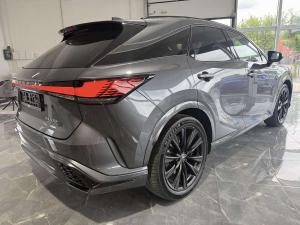 Pelēks Lexus RX 500h 2023 Panevēža, ar dzinēja tilpumu 2.40 L un nobraukumu 87 tūkst. km par 59900 €, foto 9 vietnē AUTOMOTO.COM.LV