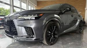 Pelēks Lexus RX 500h 2023 Panevēža, ar dzinēja tilpumu 2.40 L un nobraukumu 87 tūkst. km par 59900 €, foto 11 vietnē AUTOMOTO.COM.LV