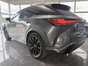 Pelēks Lexus RX 500h 2023 Panevēža, ar dzinēja tilpumu 2.40 L un nobraukumu 87 tūkst. km par 59900 €, foto 12 vietnē AUTOMOTO.COM.LV