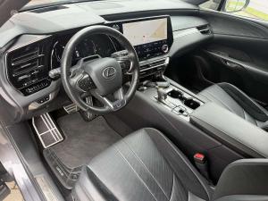 Pelēks Lexus RX 500h 2023 Panevēža, ar dzinēja tilpumu 2.40 L un nobraukumu 87 tūkst. km par 59900 €, foto 16 vietnē AUTOMOTO.COM.LV