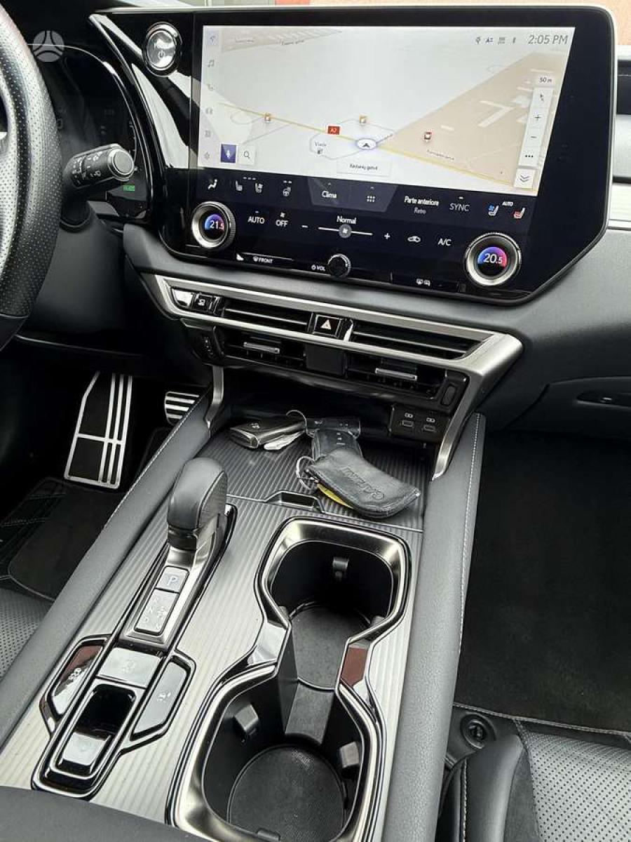Pelēks Lexus RX 500h 2023 Panevēža, ar dzinēja tilpumu 2.40 L un nobraukumu 87 tūkst. km par 59900 €, foto 18 vietnē AUTOMOTO.COM.LV