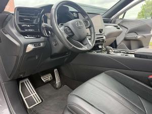 Pelēks Lexus RX 500h 2023 Panevēža, ar dzinēja tilpumu 2.40 L un nobraukumu 87 tūkst. km par 59900 €, foto 21 vietnē AUTOMOTO.COM.LV