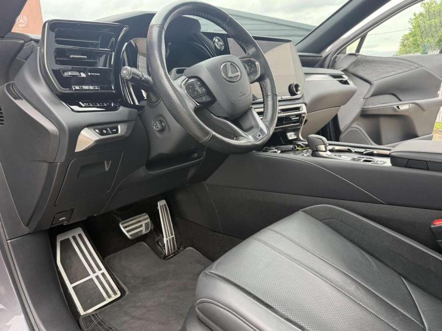 Pelēks Lexus RX 500h 2023 Panevēža, ar dzinēja tilpumu 2.40 L un nobraukumu 87 tūkst. km par 59900 €, foto 21 vietnē AUTOMOTO.COM.LV