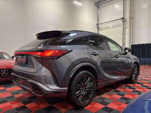 Grey Lexus RX 500h 2023 in Vilnius, with an engine capacity of 2.39 L and mileage of 79 thousand km for 62400 €, photo 5 on AUTOMOTO.COM.LV