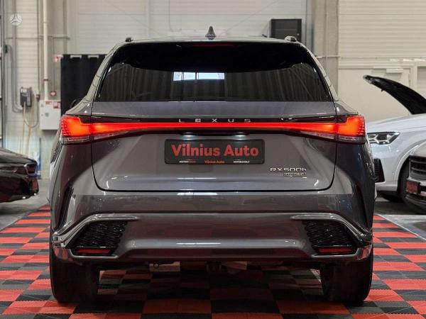 Pelēks Lexus RX 500h 2023 Viļņa, ar dzinēja tilpumu 2.39 L un nobraukumu 79 tūkst. km par 62400 €, foto 5 vietnē AUTOMOTO.COM.LV