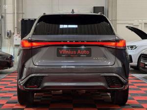 Grey Lexus RX 500h 2023 in Vilnius, with an engine capacity of 2.39 L and mileage of 79 thousand km for 62400 €, photo 6 on AUTOMOTO.COM.LV