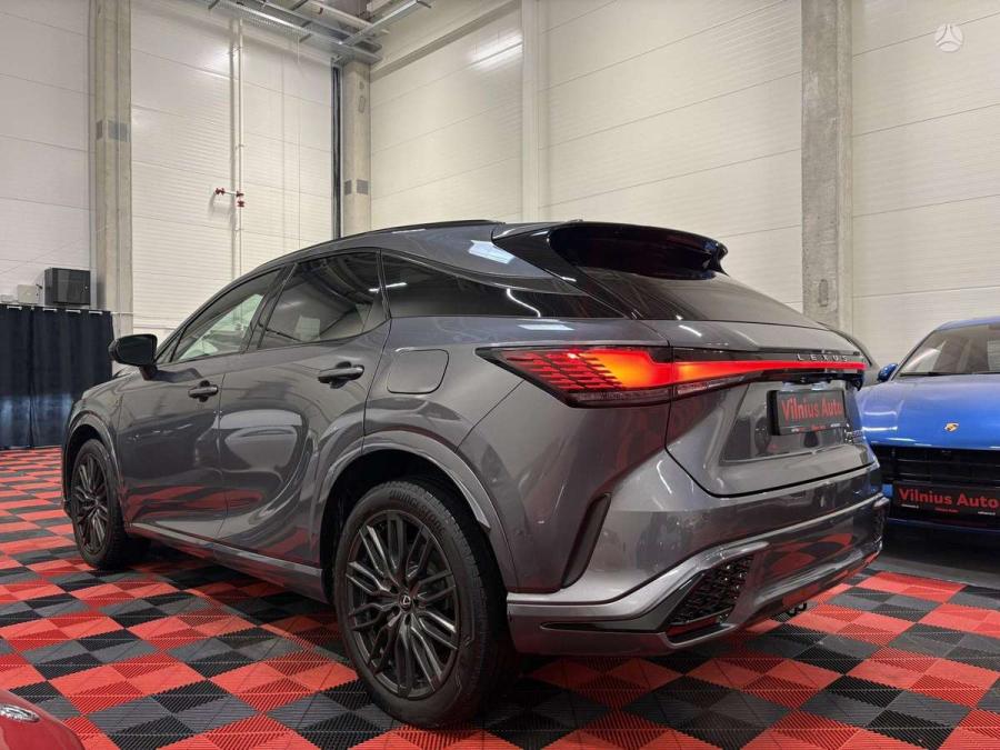 Grey Lexus RX 500h 2023 in Vilnius, with an engine capacity of 2.39 L and mileage of 79 thousand km for 62400 €, photo 7 on AUTOMOTO.COM.LV