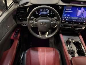 Grey Lexus RX 500h 2023 in Vilnius, with an engine capacity of 2.39 L and mileage of 79 thousand km for 62400 €, photo 22 on AUTOMOTO.COM.LV
