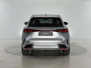 Pelēks Lexus RX 500h 2024 Viļņa, ar dzinēja tilpumu 2.39 L un nobraukumu 125 tūkst. km par 61900 €, foto 5 vietnē AUTOMOTO.COM.LV