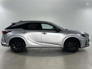 Pelēks Lexus RX 500h 2024 Viļņa, ar dzinēja tilpumu 2.39 L un nobraukumu 125 tūkst. km par 61900 €, foto 17 vietnē AUTOMOTO.COM.LV