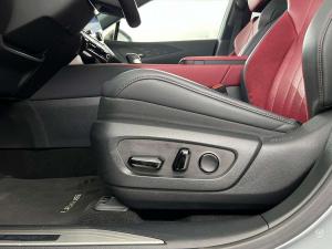 Pelēks Lexus RX 500h 2024 Viļņa, ar dzinēja tilpumu 2.39 L un nobraukumu 125 tūkst. km par 61900 €, foto 25 vietnē AUTOMOTO.COM.LV