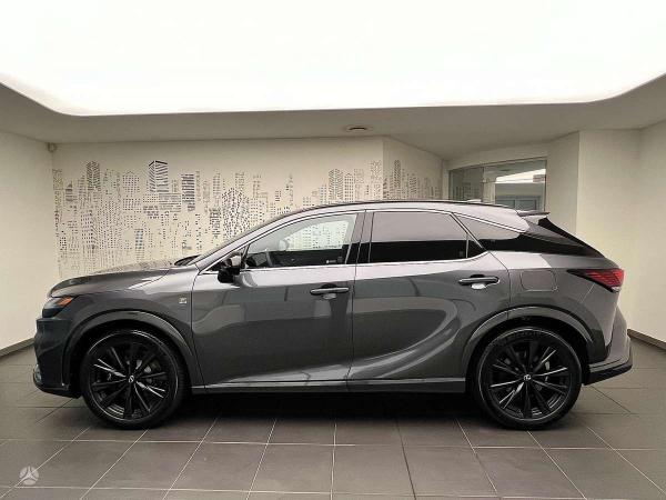 Pelēks Lexus RX 500h 2026 Kauņa, ar dzinēja tilpumu 2.39 L un nobraukumu 10 tūkst. km par 88000 €, foto 3 vietnē AUTOMOTO.COM.LV