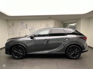 Pelēks Lexus RX 500h 2026 Kauņa, ar dzinēja tilpumu 2.39 L un nobraukumu 10 tūkst. km par 88000 €, foto 4 vietnē AUTOMOTO.COM.LV