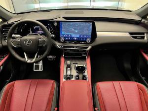 Pelēks Lexus RX 500h 2026 Kauņa, ar dzinēja tilpumu 2.39 L un nobraukumu 10 tūkst. km par 88000 €, foto 9 vietnē AUTOMOTO.COM.LV